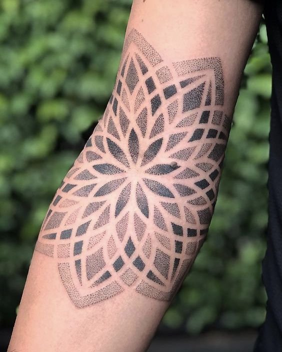 24+ Dotwork Style Tattoos: Ideas and Meanings. Style Guide. | VeAn Tattoo
